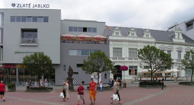 Zlínské obchodní a zábavní centrum Zlaté jablko rekonstruuje fasádu ...